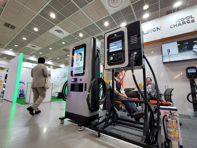 [2023 SIEF&PGK&KSGE] 쿨사인, 자사의 스마트 전기차 충전기 선보여 - 로봇기술