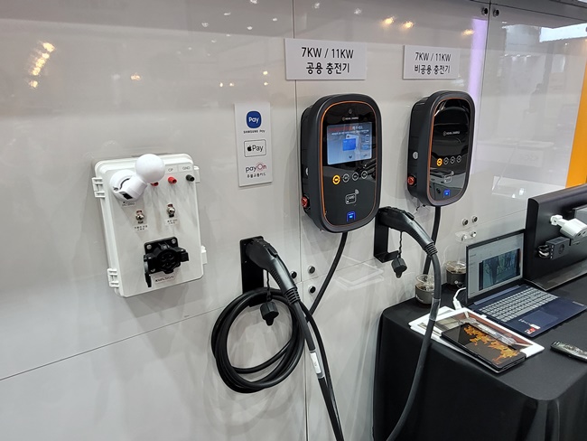 [2023 SIEF&PGK&KSGE] 쿨사인, 자사의 스마트 전기차 충전기 선보여 - 로봇기술